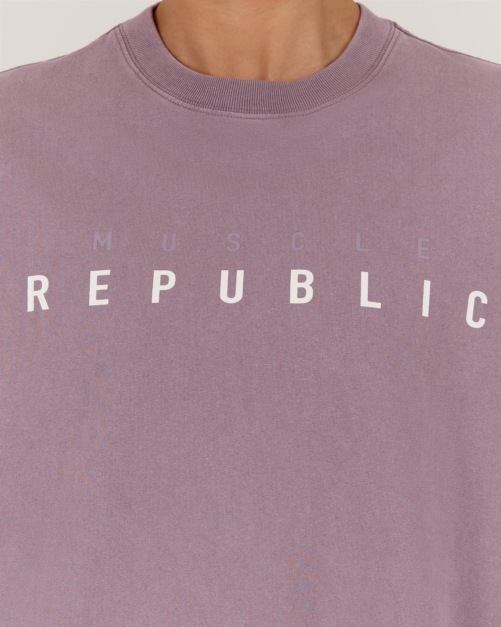 ESSENTIALS TONAL TEE - FADED PLUM – MUSCLE REPUBLIC